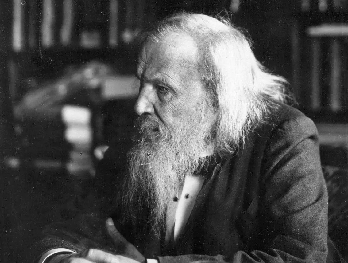 Qu'est-ce qui a aimé Dmitry Ivanovich Mendeleev?