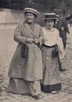 Clara Zetkin mat enger Frëndin an e Begleeder vun Rosa Lëtzebuerg vun 1910.