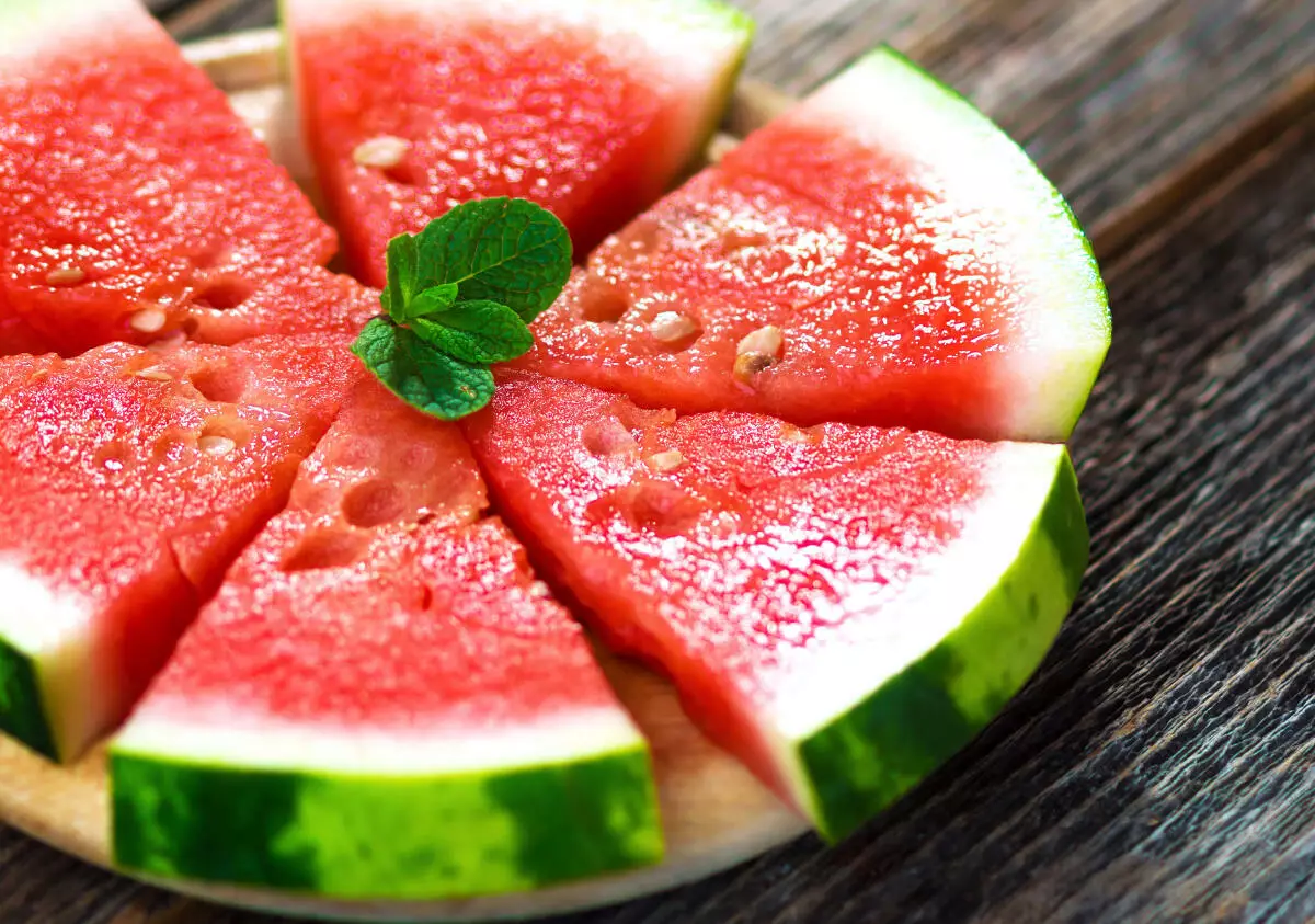 Laethanta saoire neamhghnácha. Cathain a cheiliúrann an lá de watermelon?