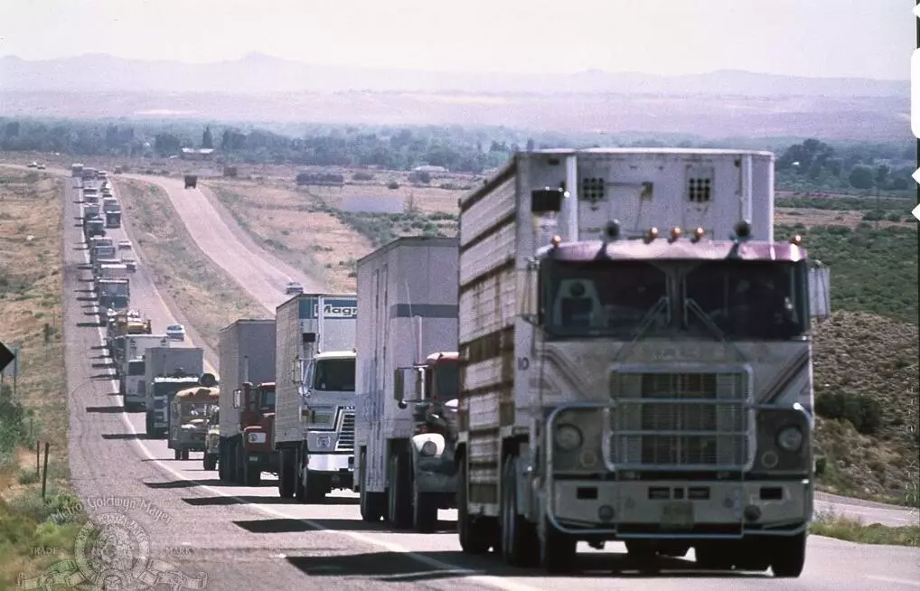 film "Convoy" xülasəsi (CONVOY, 1978) necə Truckers Şerif tərbiyə idi?