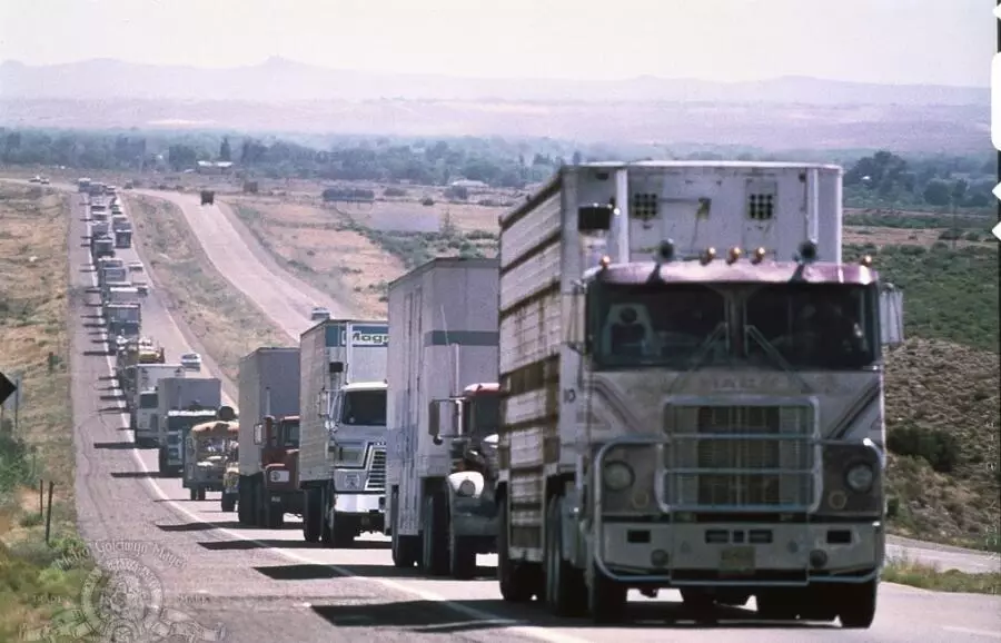 Überprüfung der Film „Convoy“ (CONVOY 1978): Wie haben sich die Lkw-Fahrer den Sheriff gebracht? 102868_1