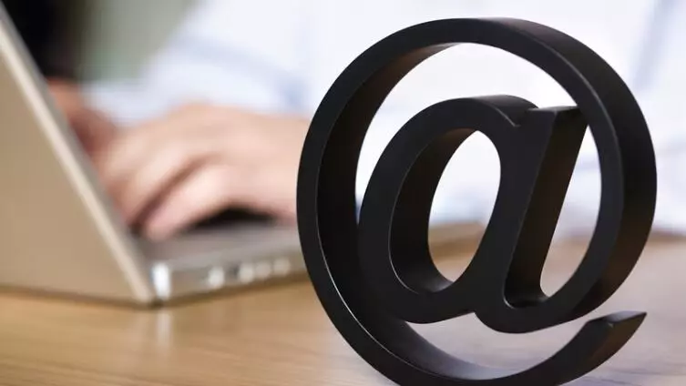 Olee otú iji rụọ ọrụ na email? 10359_1