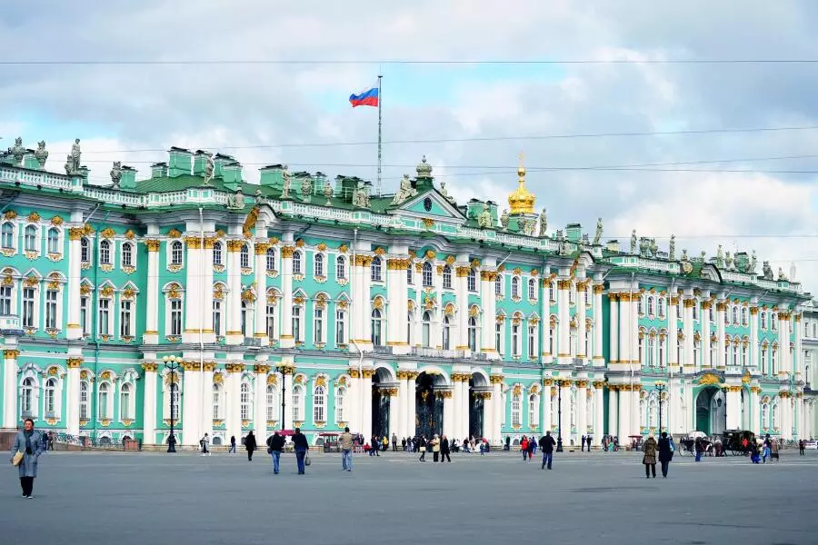 Cá háit le dul i St Petersburg ar feadh 7 lá?