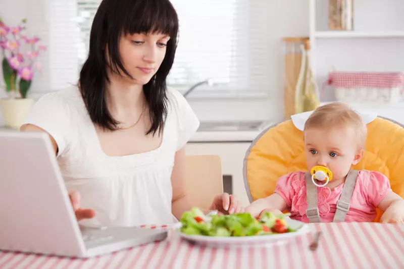 "Ik ben op zoek naar een baan op internet!" Wat moet je weten om een ​​mom-freelancer te worden?