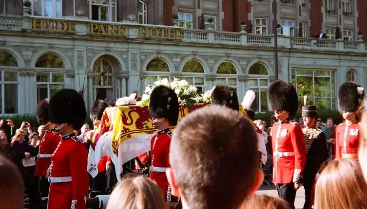 Ang kabaong ni Diana, draped ng Royal Standard na may Mornostyeva Kime, dinala sa mga lansangan ng London sa daan patungong Westminster Abbey