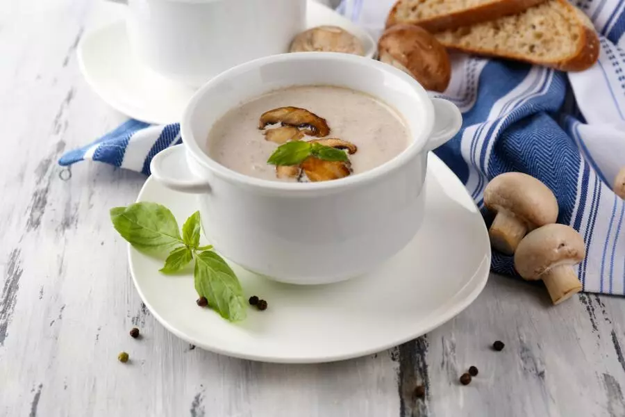 Hvordan for første gang i livet for at forberede en champignon suppe med ost?