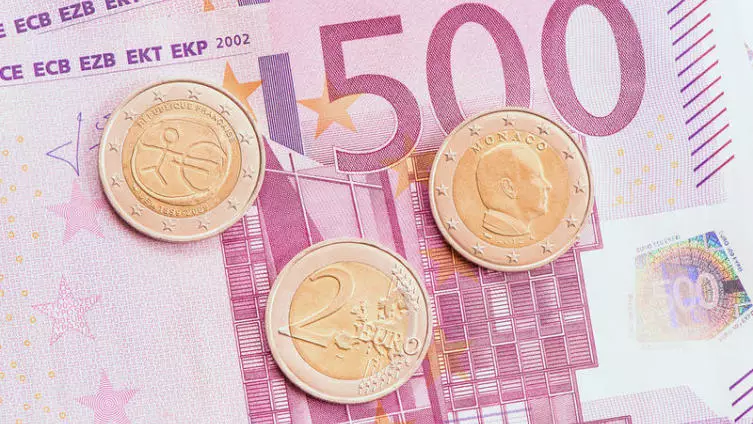 Ego ole ka euro na-akwụ n'afọ na-abịanụ? 12155_1