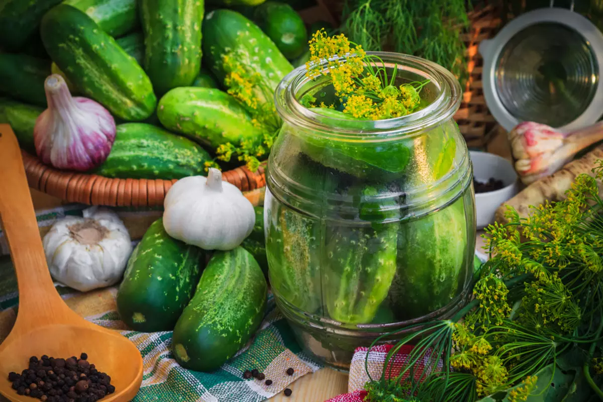 Hvernig á að pamper þig í vetur Green Crispy Marinerined gúrkur?