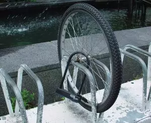 Dit is die moeite werd om te onthou dat die kasteel sit op een van die wiele nie waarborg dat op sy terugkeer sal jy hele fiets heeltemal verwag word.