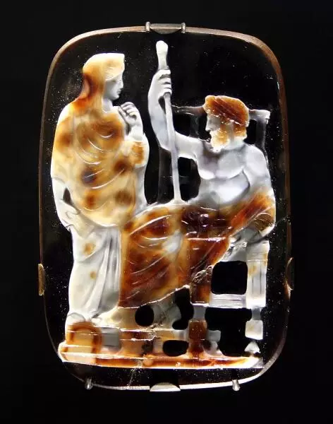 Марк азери и Фаустина под формата на Юпитер и Юнона, 170/185 г. пр.н.е., Sardonix, 14 × 10 см, Държавния музей на Вюртемберг, Щутгарт, Германия