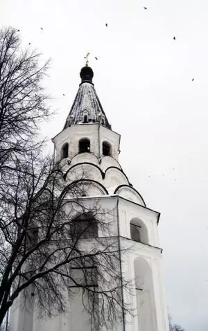 Ankaŭ, kiel en la tempo de Ivan la Terura, ŝpinas la rapidan krozian sonorilturon de la korvoj