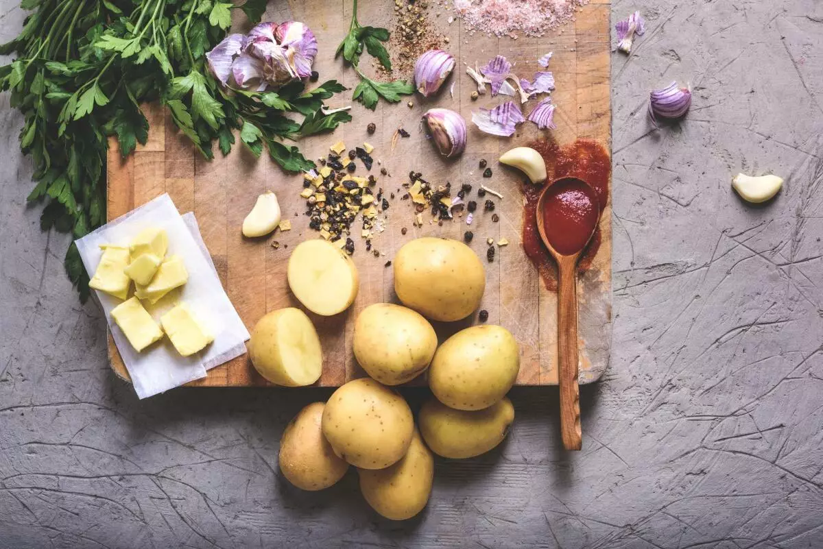 Meriv çawa xwarinên potatîkê yên delal çêdike?