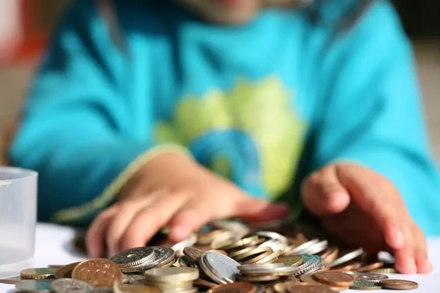 Cum să înveți un copil să contacteze corect banii?