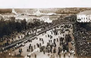 D'Versammlung vum béise Ikon vun der Mamm vu Gott an der Kathedal Quadrat vum Vladimir. Foto con. Xix Joerhonnert