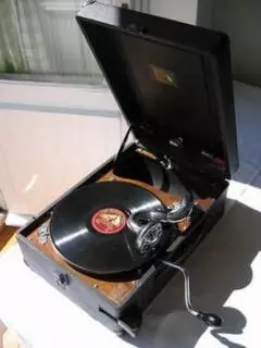 Nejvhodnější verze Gramophone je patefone. Popularita špičková tato zařízení dosáhla ve čtyřicátých letech.