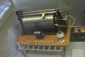 Den første Telegraph Paulsen ekstremt lignede Edison Phonograph