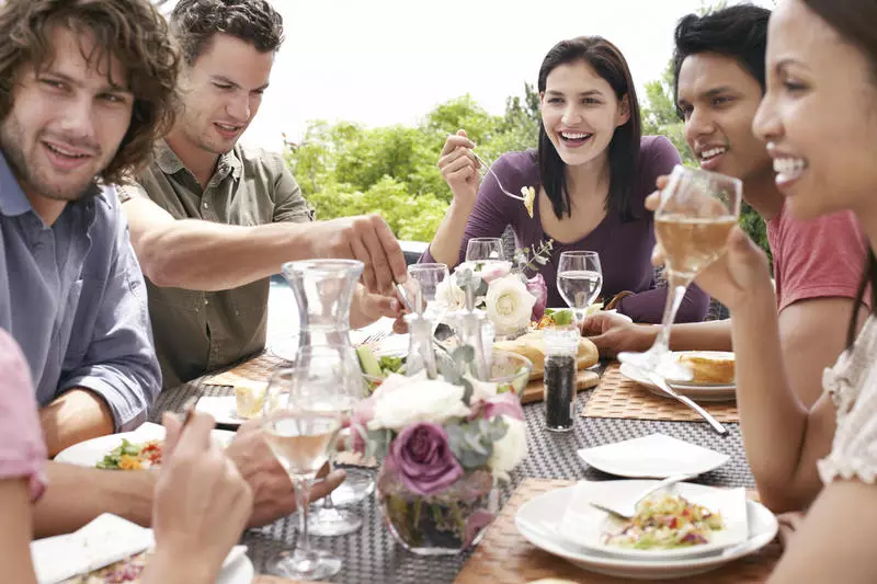 Hoe het karakter van een persoon op gedrag aan tafel te bepalen?