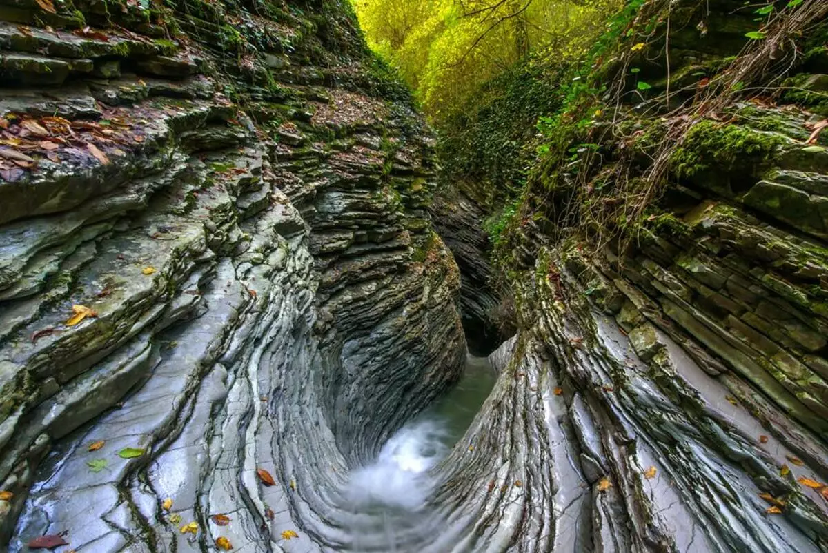 सोचीला मनोरंजक काय आहे? Swirky Gorge च्या धबधब्या