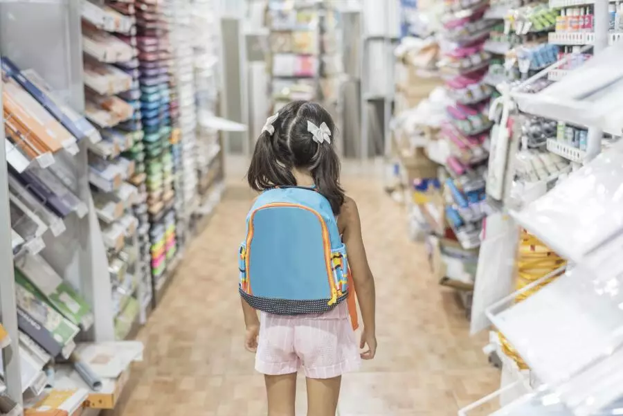 Wie man ein Kind an das neue Schuljahr montiert und nicht bei leeren Taschen bleibt?