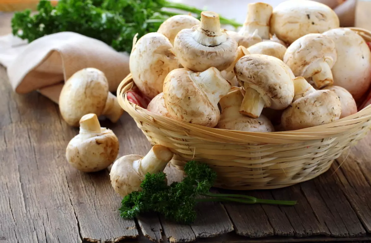 Hoe gerookte champignons te koken?: Een bekend product in een ongewone prestaties