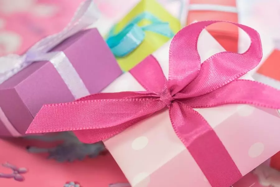 How to give gifts in a business world?