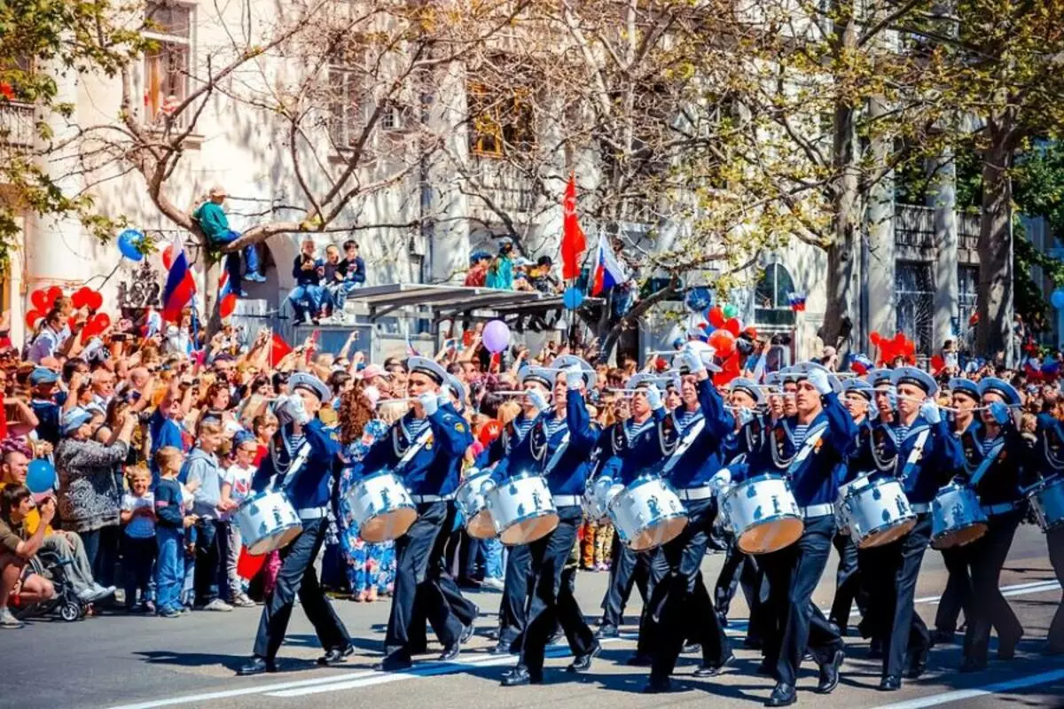 O que as fitas multicoloridas na Rússia de hoje significam?