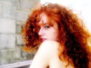 U r-redhead sinjuri jagħti lill-ħenna tax-xagħar