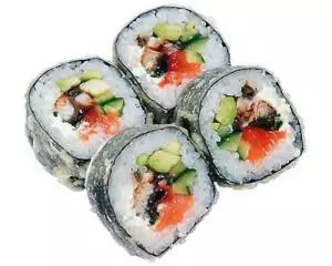 Yläosasta Sushi Pour Soiykastike, koristele kurkkua viipaleita, vihreitä ja salaattia ...