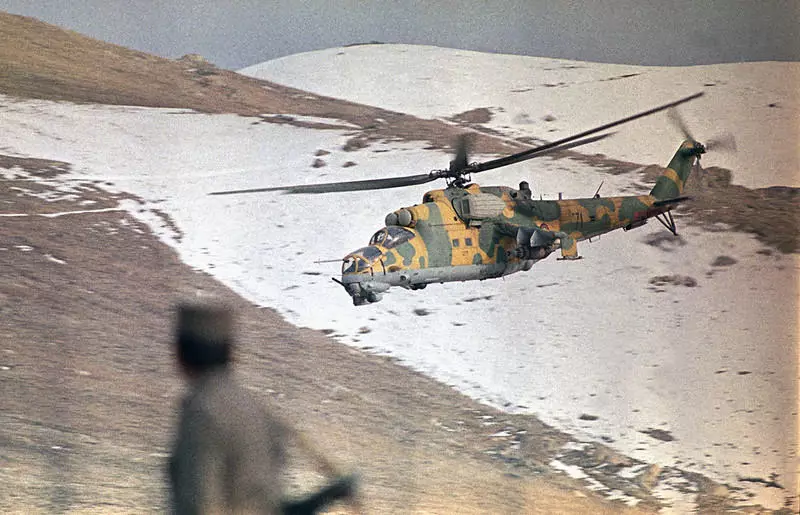 ¿Cómo controlar el portador de personal blindado en la guerra en el terreno desierto de la montaña? La memoria de los soldados soviéticos-afganos está dedicada.