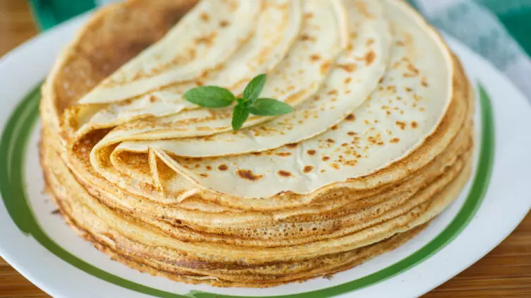 Yuav ua li cas mus ua noj nyob qhov twg - nyias pancakes nrog sau? 17469_1