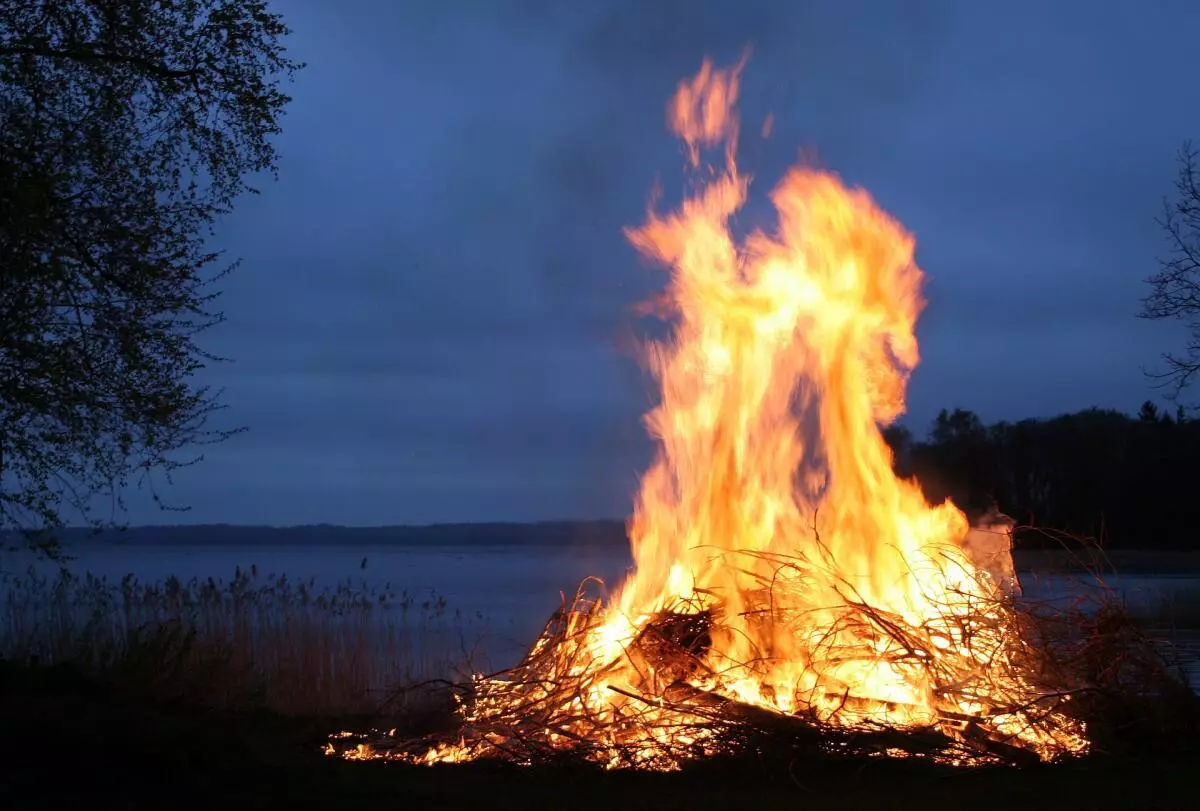 Fiaba. Che tipo di pitture brucia il fuoco?