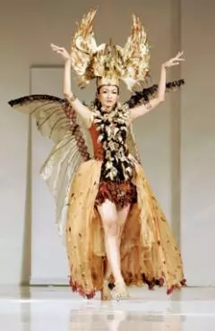 Stunning recycled dress from the AFIF Syakur designer. Eco Chic Fashion Show 2008. Indonesia, Jakarta (Photo CBS News, Achmad Ibrahim)