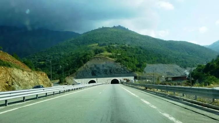 Tunnel verkade framåt