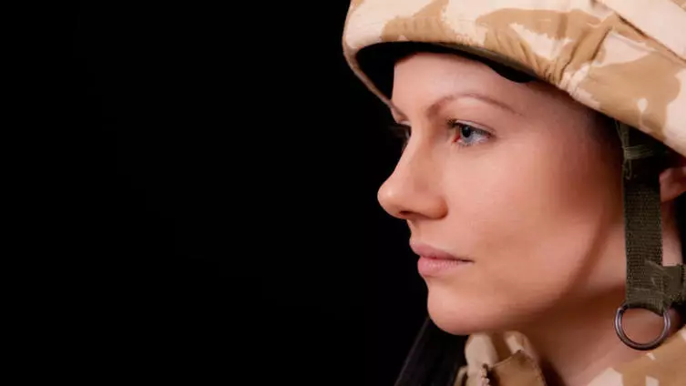 어떤 국가에서 여성들이 군대에서 봉사해야합니까?