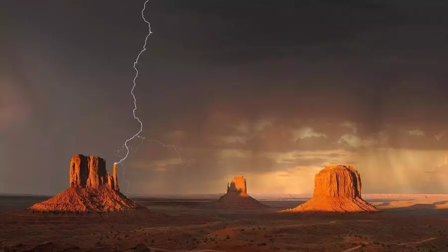 Lightning sa Valley of Monuments, USA.