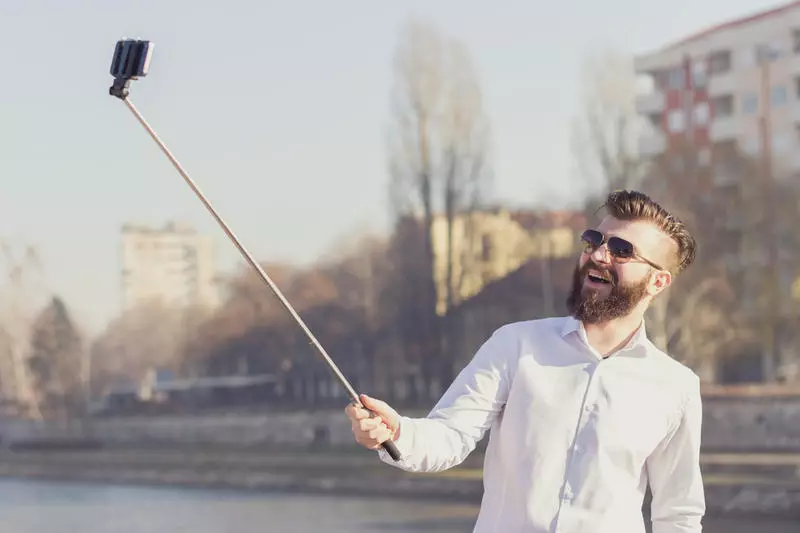 Vad gömmer sig bakom manlig selfie?