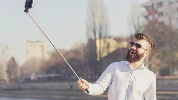 Was versteckt sich hinter männlichen Selfie?