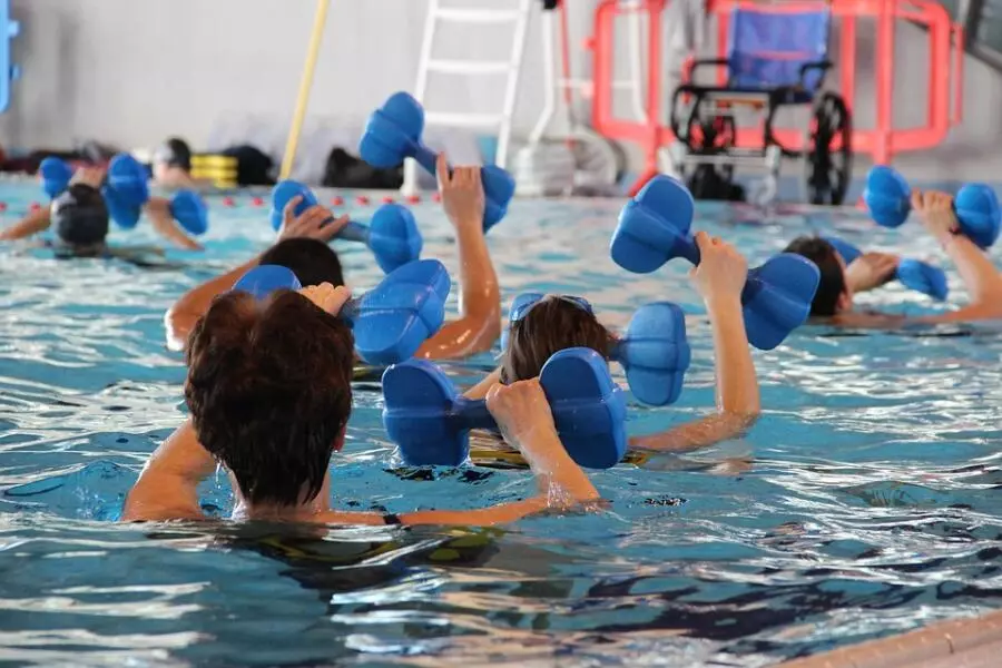 プール内の物理的文化：水中で何ができる？