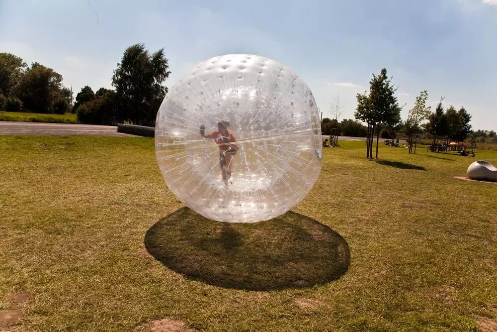 Beth yw Zorbing?