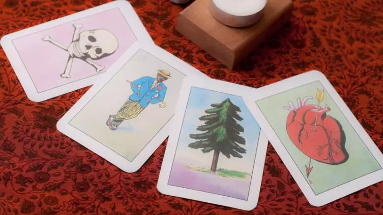 Zašto i kako pogoditi tarot kartice?