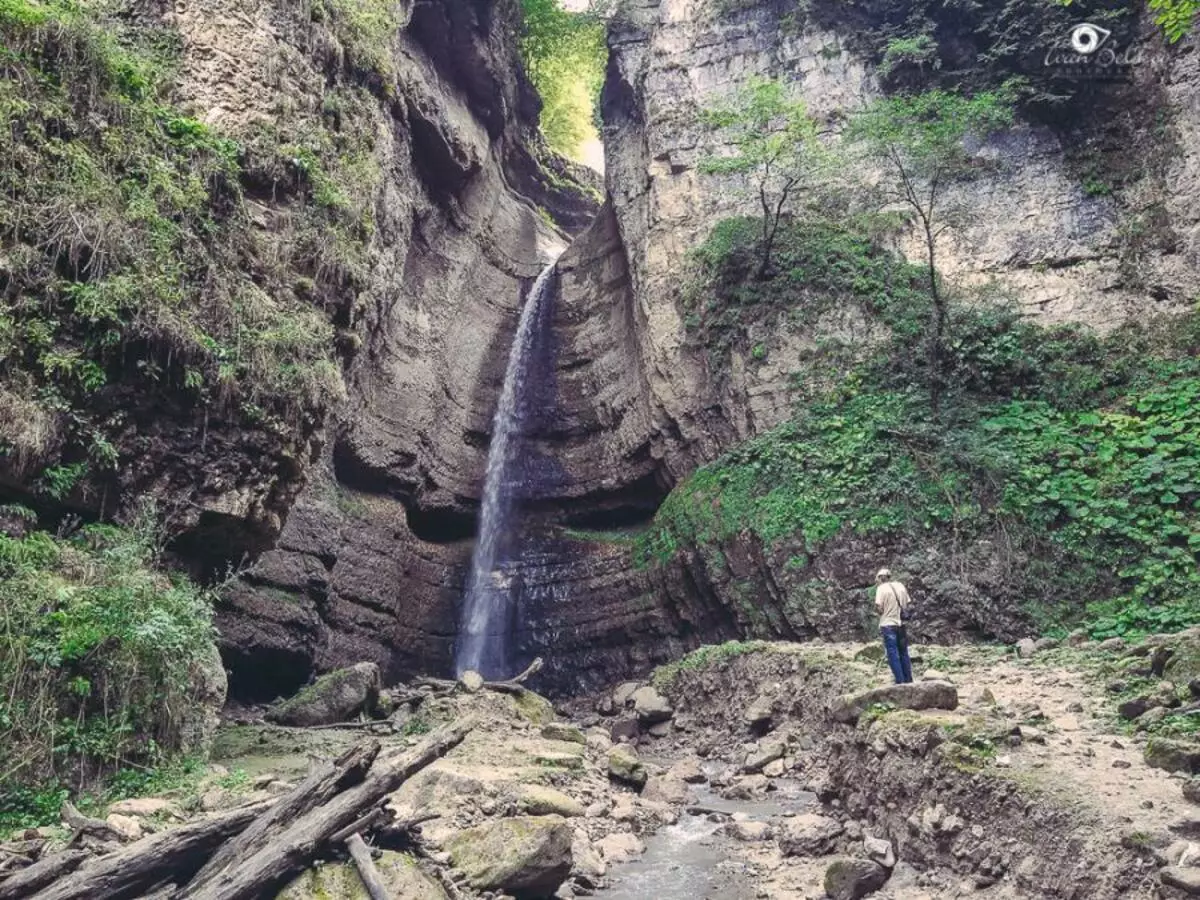 Tomhaiseanna Caucasus. Cad iad na rúin a choinníonn an Gorge Chearm?