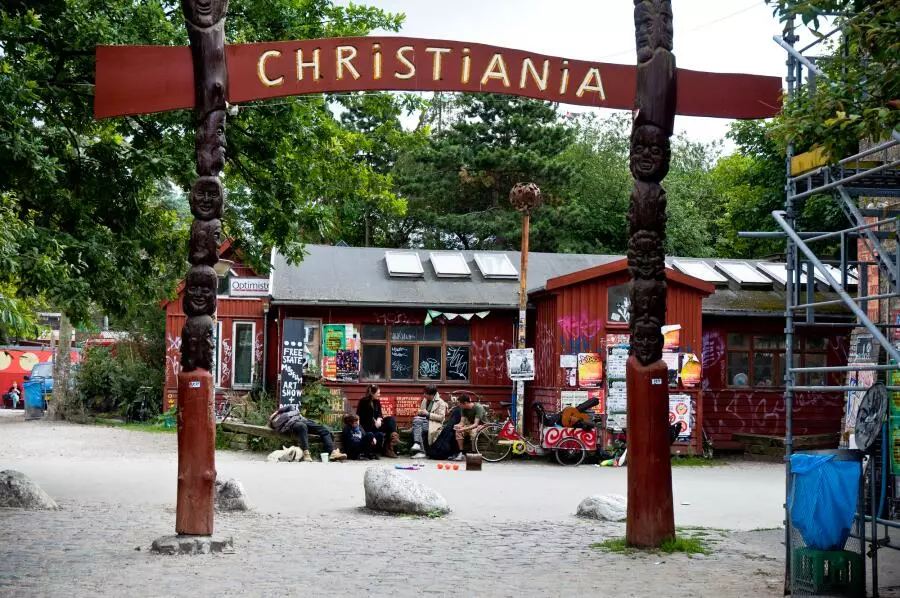Cathair Hippie Christiania i gCóbanhávan