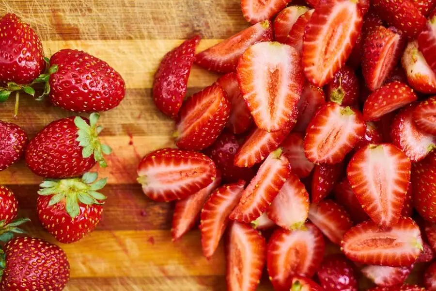 Morango não quer? Bolo leve e geléia sem cozinhar