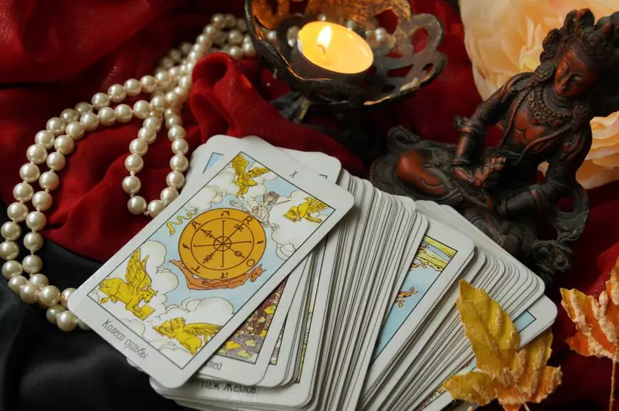 Divination: Puas yog nws tsim nyog ntseeg cov npav tarot? Tshooj 1