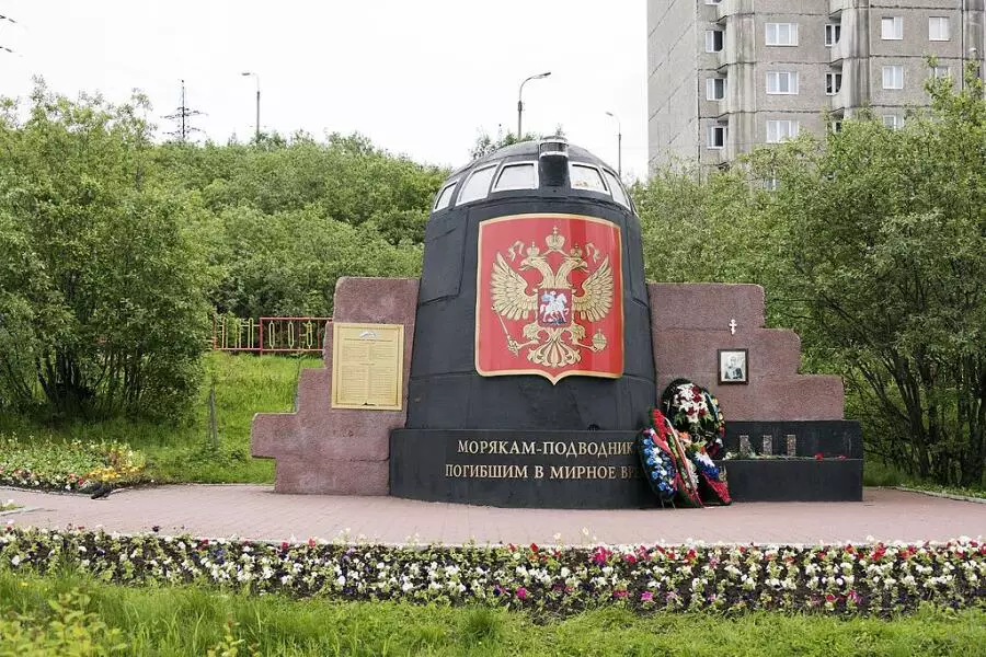 APL“Kursk”的一部分作為Murmansk的紀念碑
