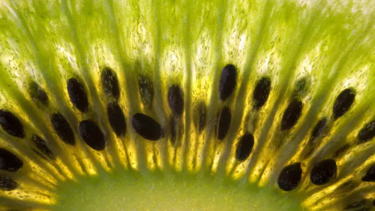 قانداق بىر ياخشى kiwi تاللاش ۋە بەدەننىڭ مەنپەئەت نېمە ئۈچۈن?