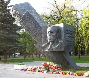 Monument huko Moscow kwenye Boulevard ya Mkuu Karbyshev.