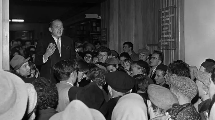 Yaroslav Mechelakov membaca puisi di kedai buku di Gorky Street di Moscow, 1960