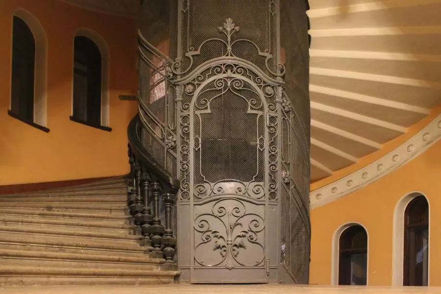 Ascensor antic în St. Petersburg