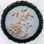 Embroidery kwenye gridi ya gridi kwa kutumia majani.